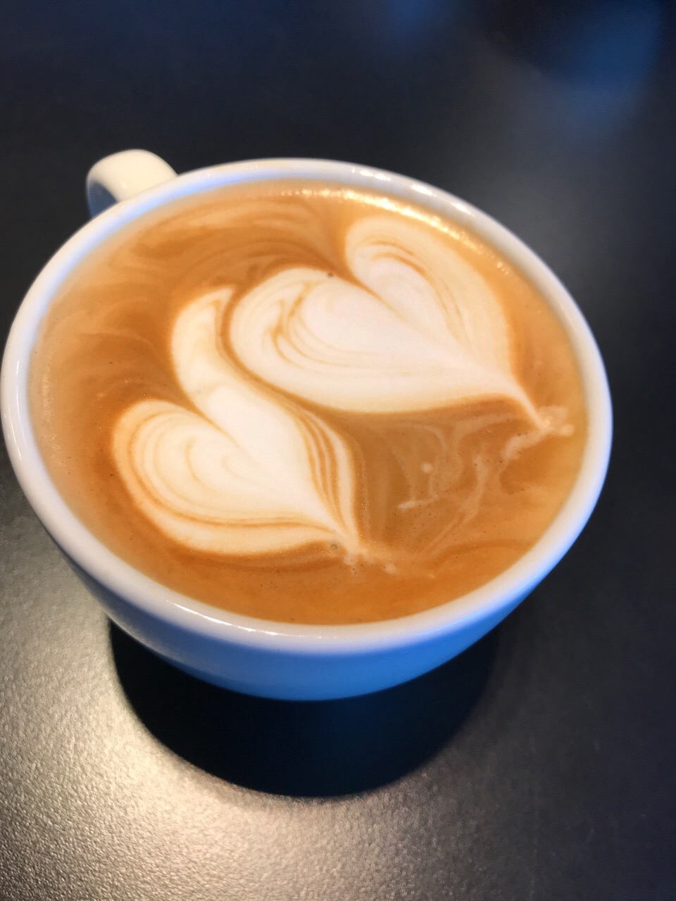 kaffekunst, latte, leg med kaffe, tulipan, hjerte, rosetta, svane, barista